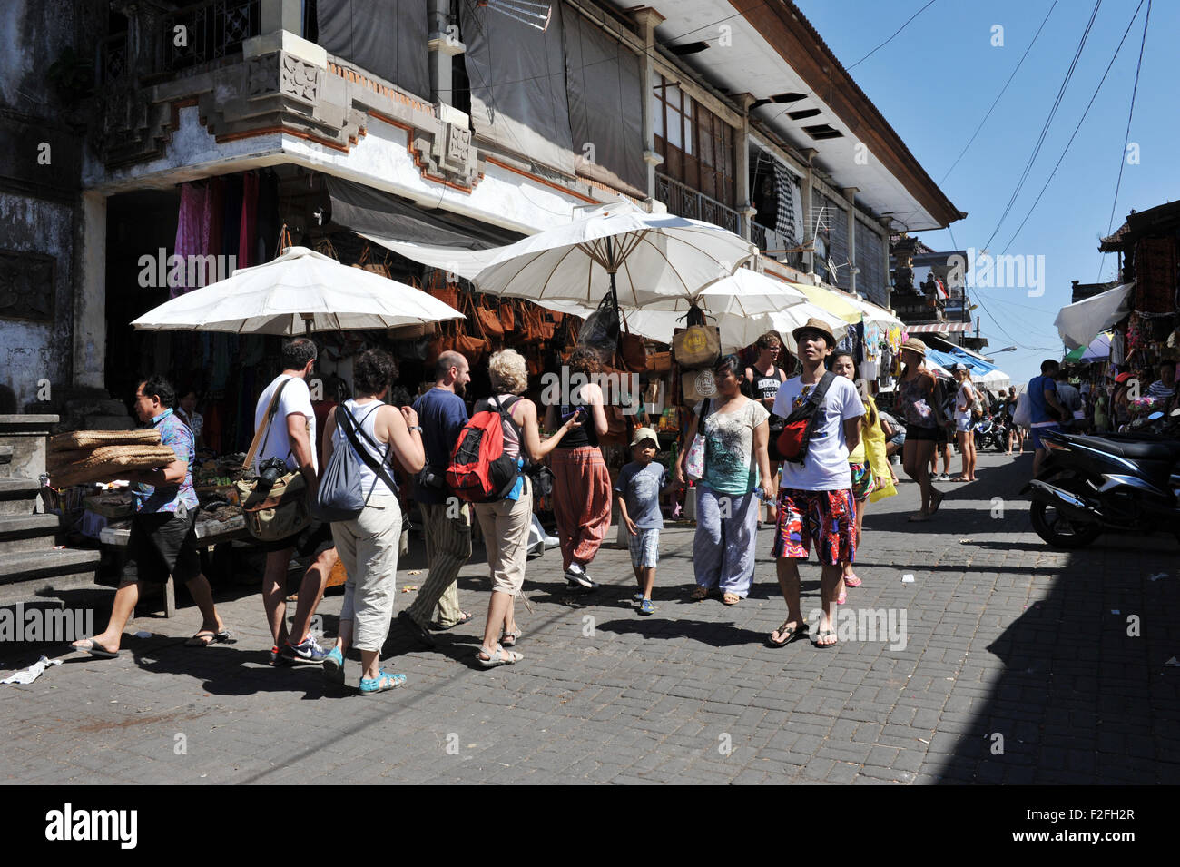 tourist on the street at Ubud Market Stock Photo - Alamy