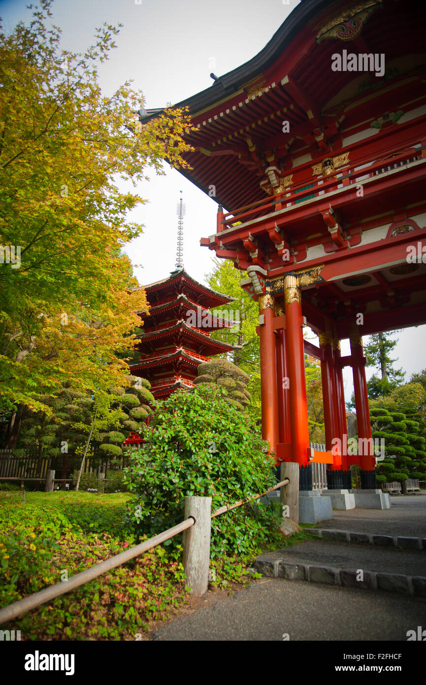 Japanese style gate in Japanese Tea Garden, San Francisco, California ...