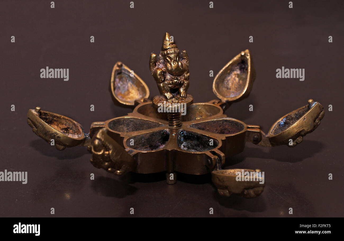 VINTAGE INDIAN SINDUR KUMKUM POT Stock Photo - Alamy