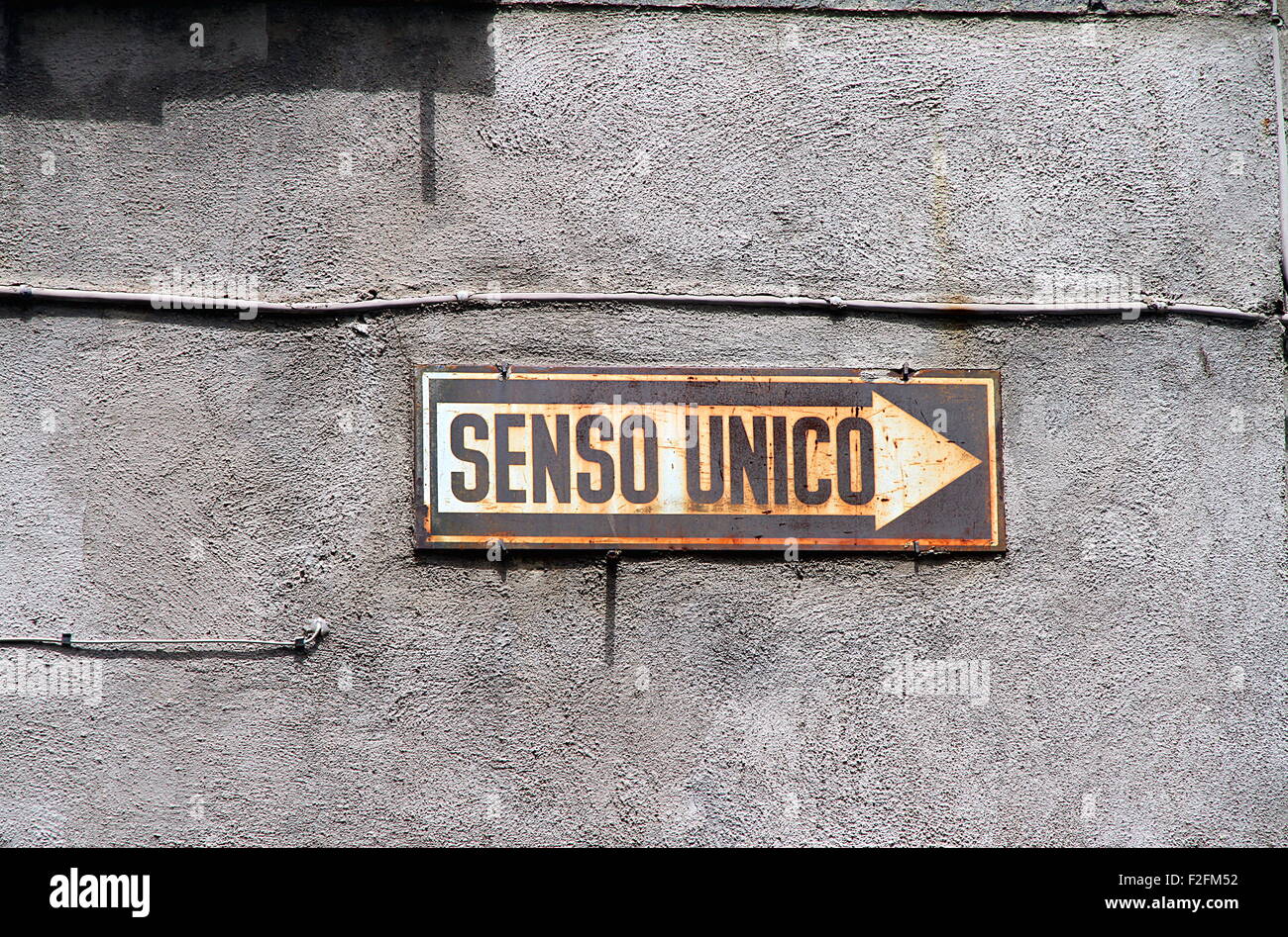 Traffic sign italy hi-res stock photography and images - Alamy