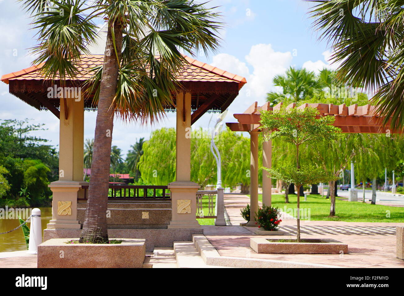 Riverside garden hi-res stock photography and images - Alamy