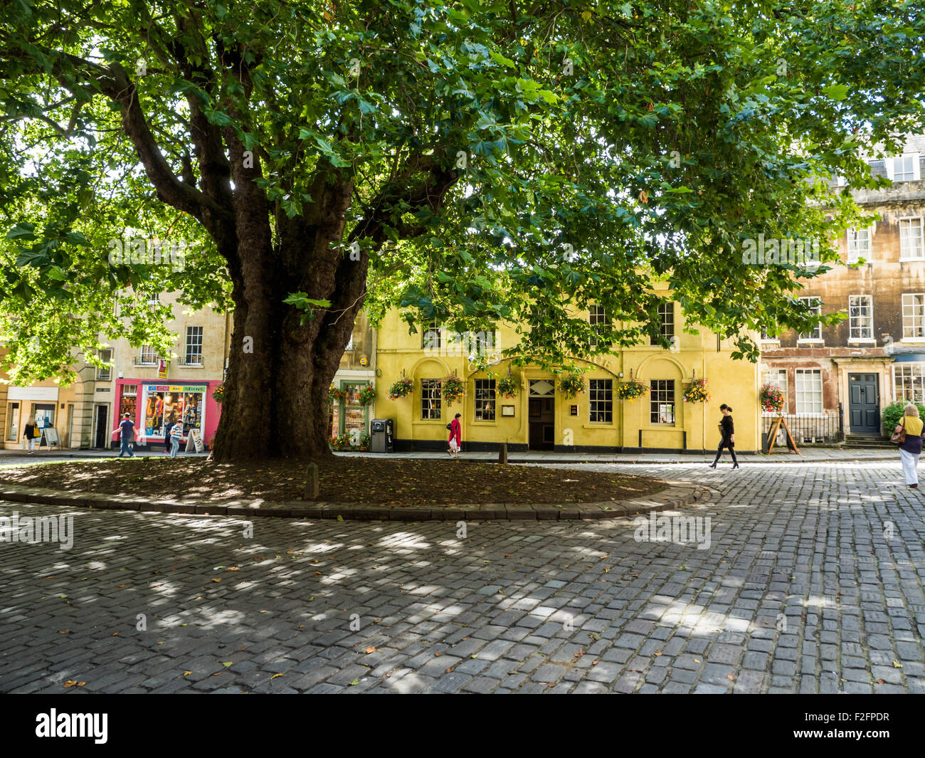 Middle of the square hi-res stock photography and images - Alamy