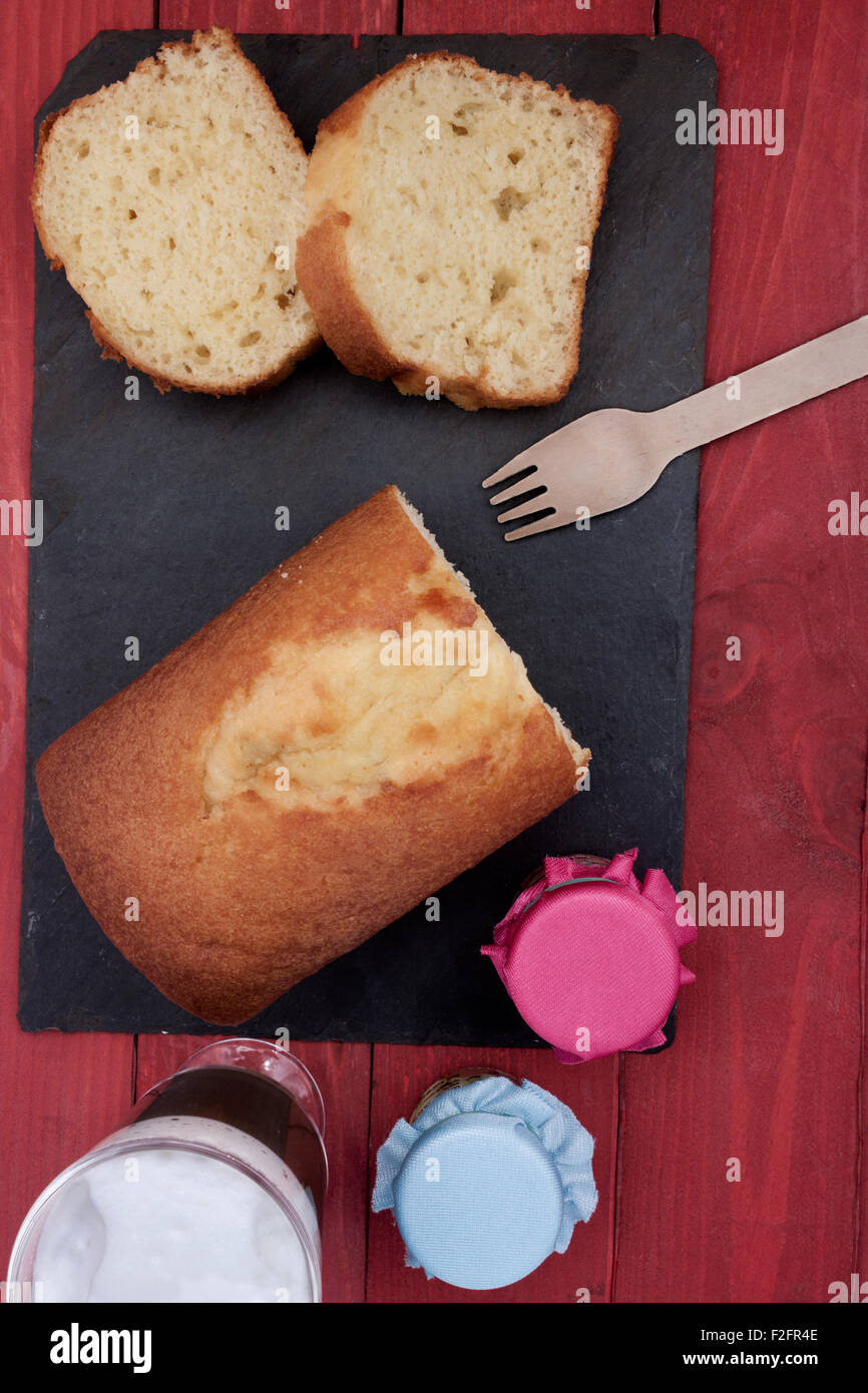 Vertical cake hi-res stock photography and images - Alamy