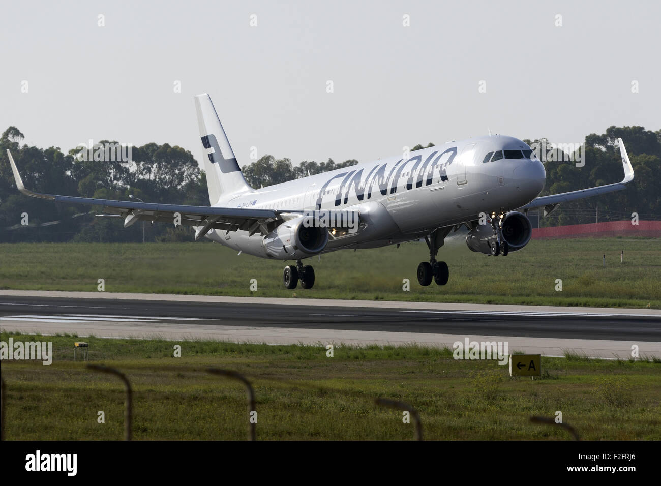 Finnair Airbus A321 landing runway 31 Stock Photo - Alamy