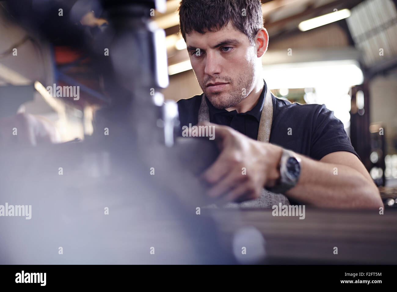 Mechanic working in auto repair hi-res stock photography and images - Alamy