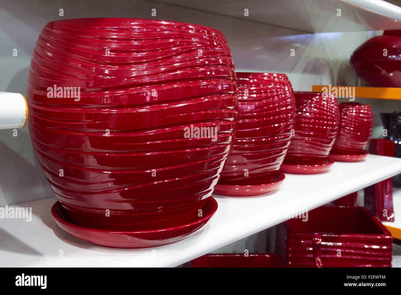 New red glossy flower pots on the shelf Stock Photo - Alamy