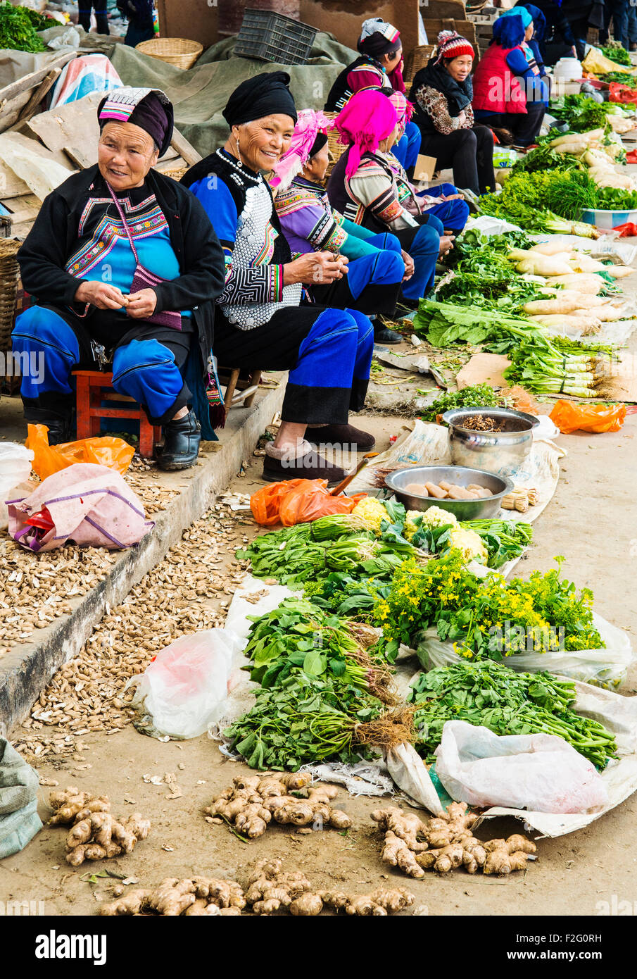 Hani women at the market, Yuanyang, Yunnan, China Stock Photo - Alamy
