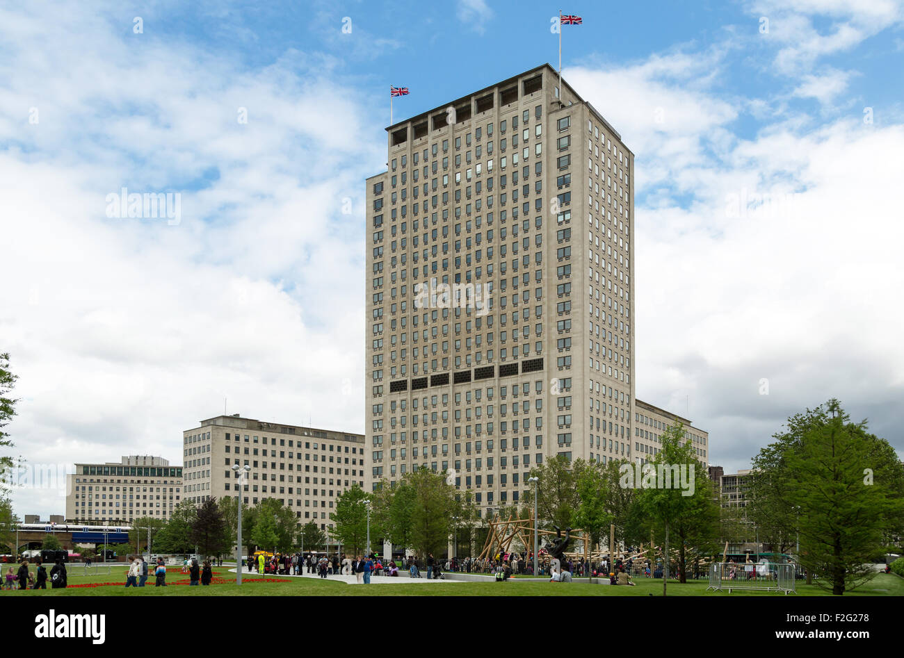 Royal dutch shell london office hi-res stock photography and images - Alamy