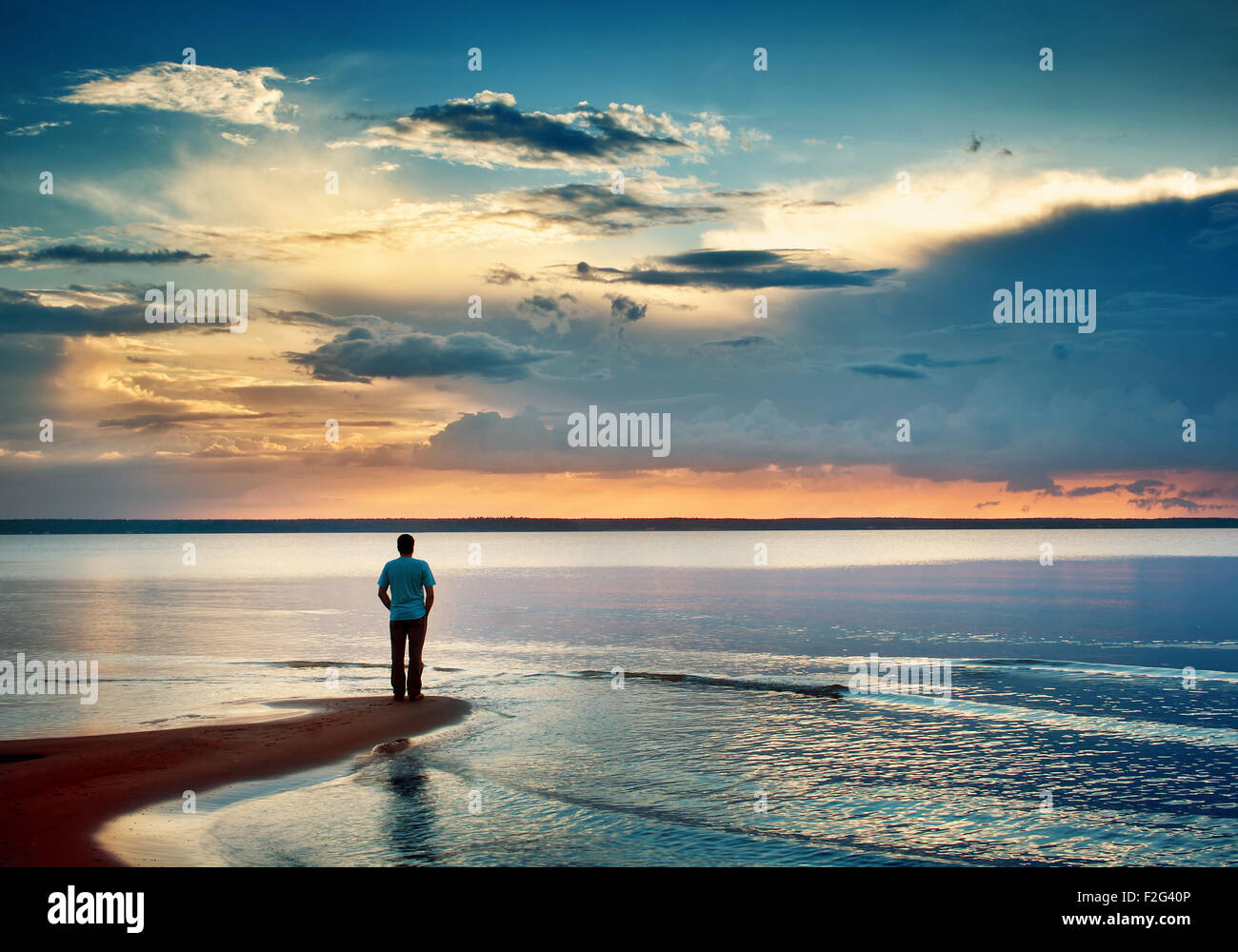 Man dark alone sunset hi-res stock photography and images - Alamy