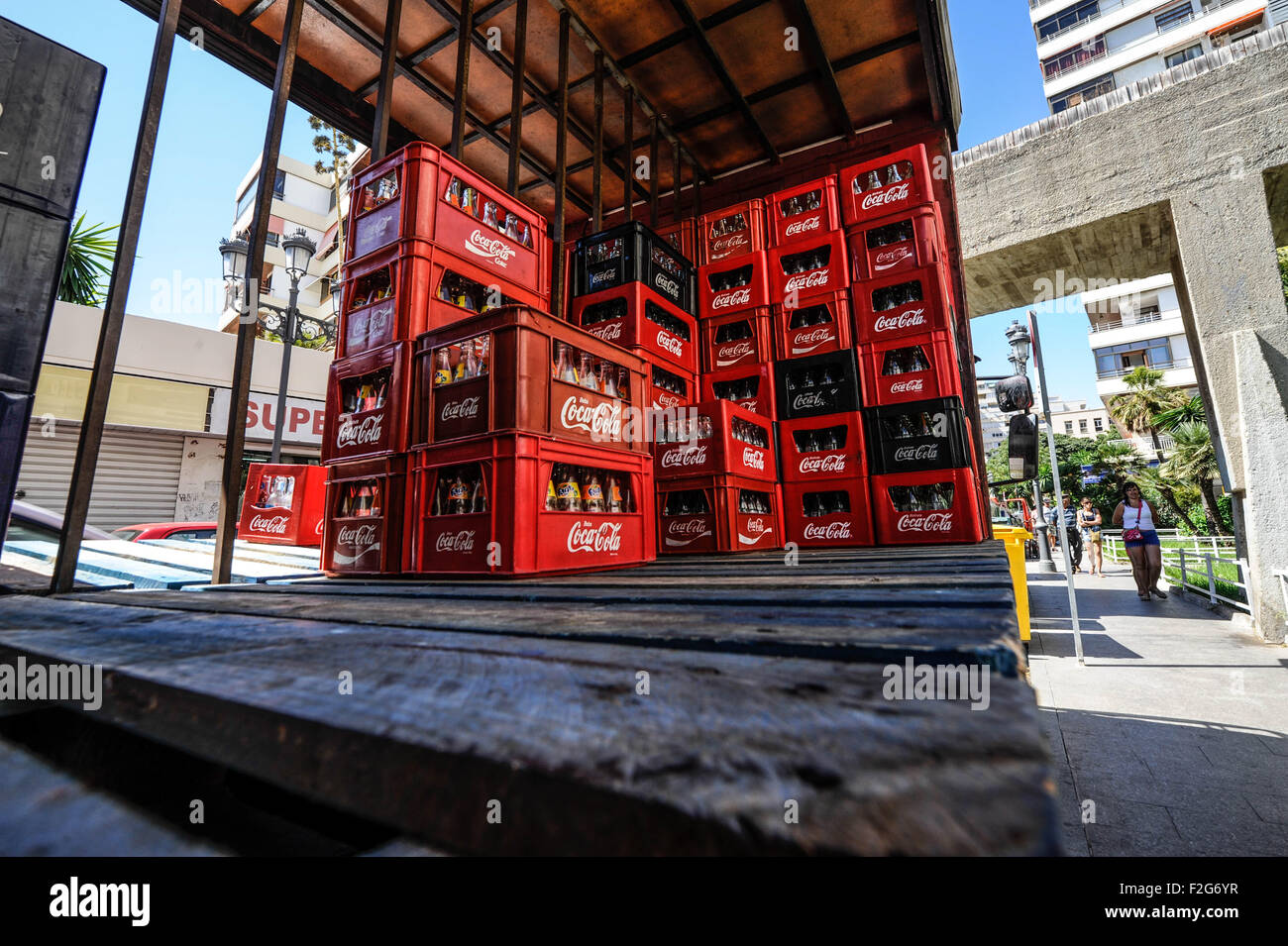 delivery of Coca Cola- entrega de Coca Cola Stock Photo - Alamy