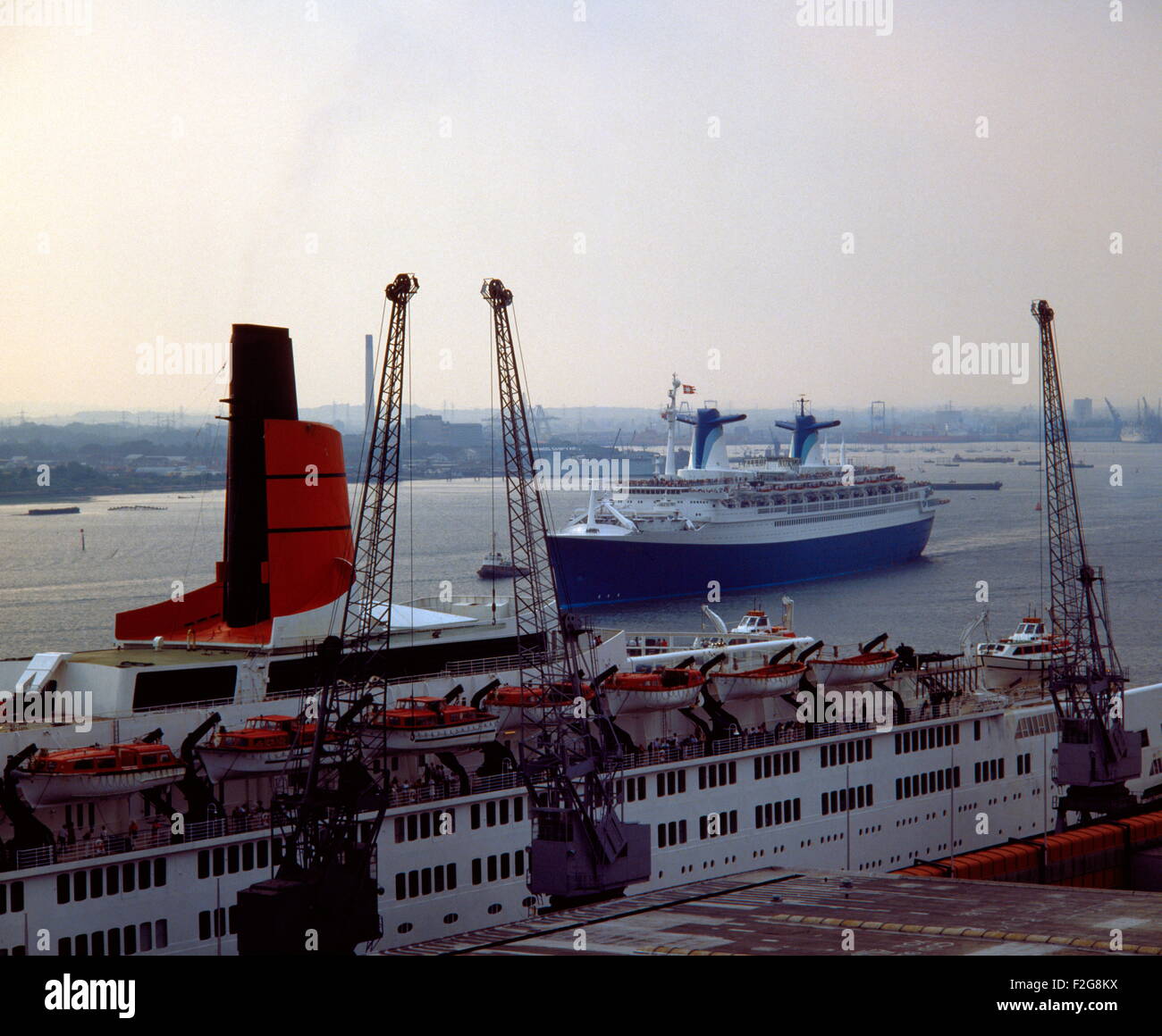 Great passenger liners hi-res stock photography and images - Alamy