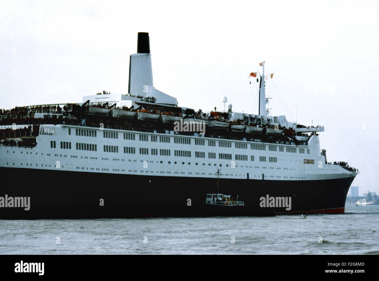 Falklands war 1982 queen elizabeth hi-res stock photography and images ...