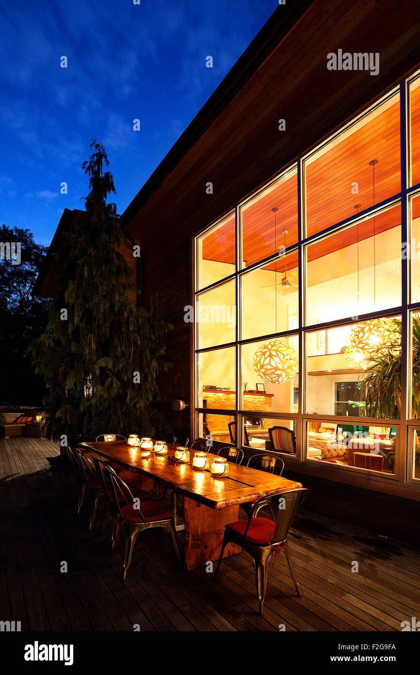 Outdoor seating area night hi-res stock photography and images - Alamy