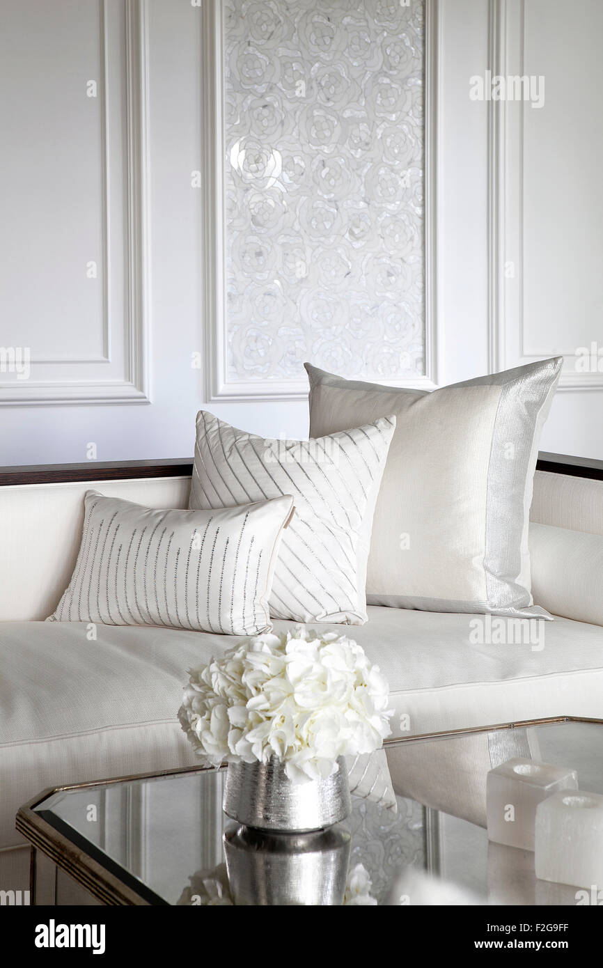 Elegant all white design in seating area Stock Photo - Alamy