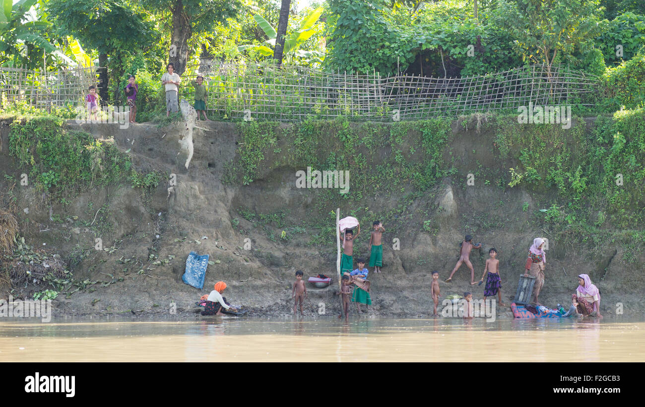 Children washing clothes in river hi-res stock photography and images ...