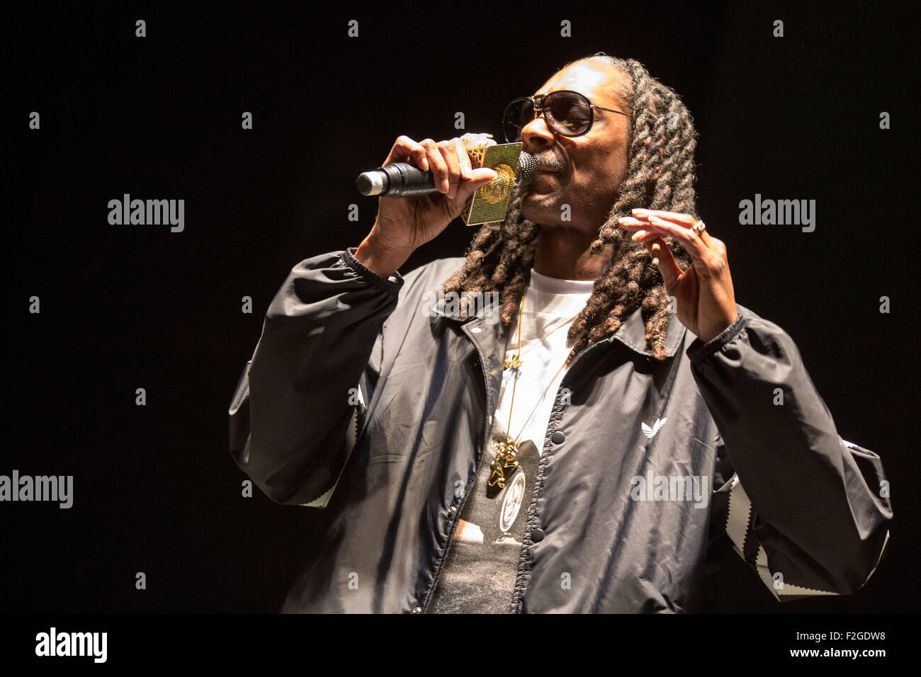 Snoop dogg smoking hi-res stock photography and images - Alamy