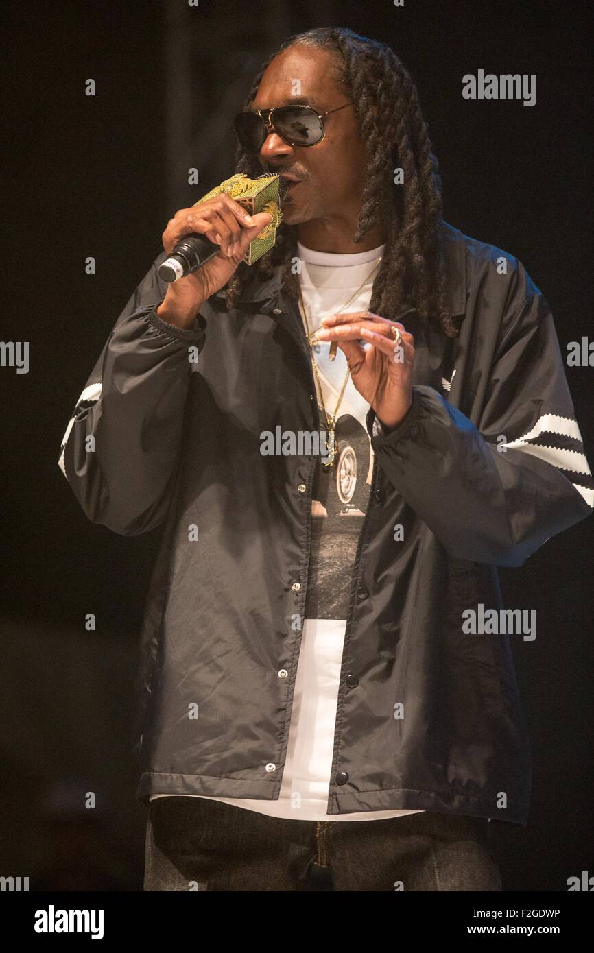 Snoop dogg smoking hi-res stock photography and images - Alamy