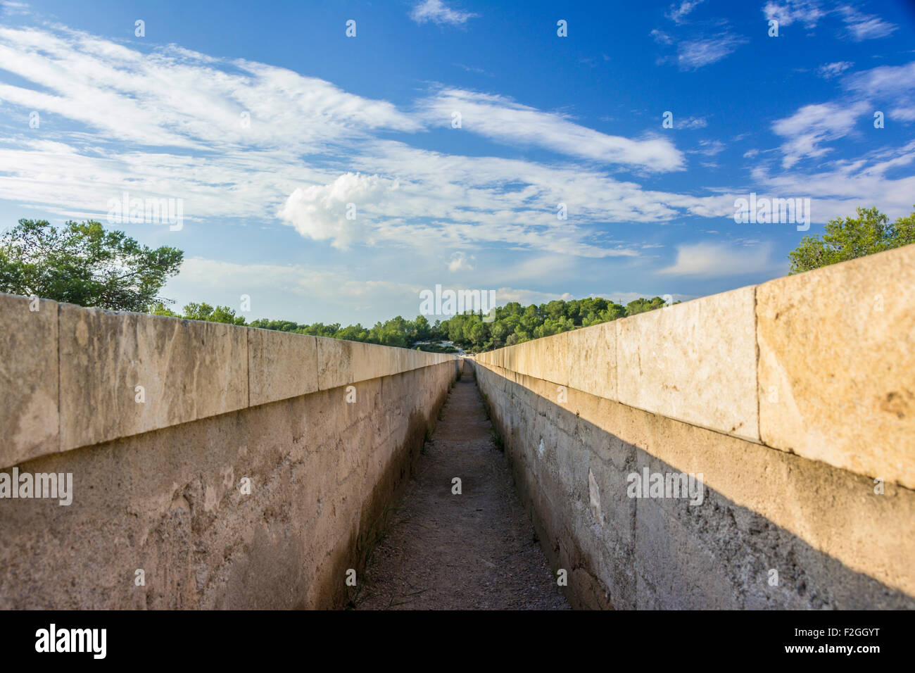 vanishing point and a cloudy sky Stock Photo - Alamy