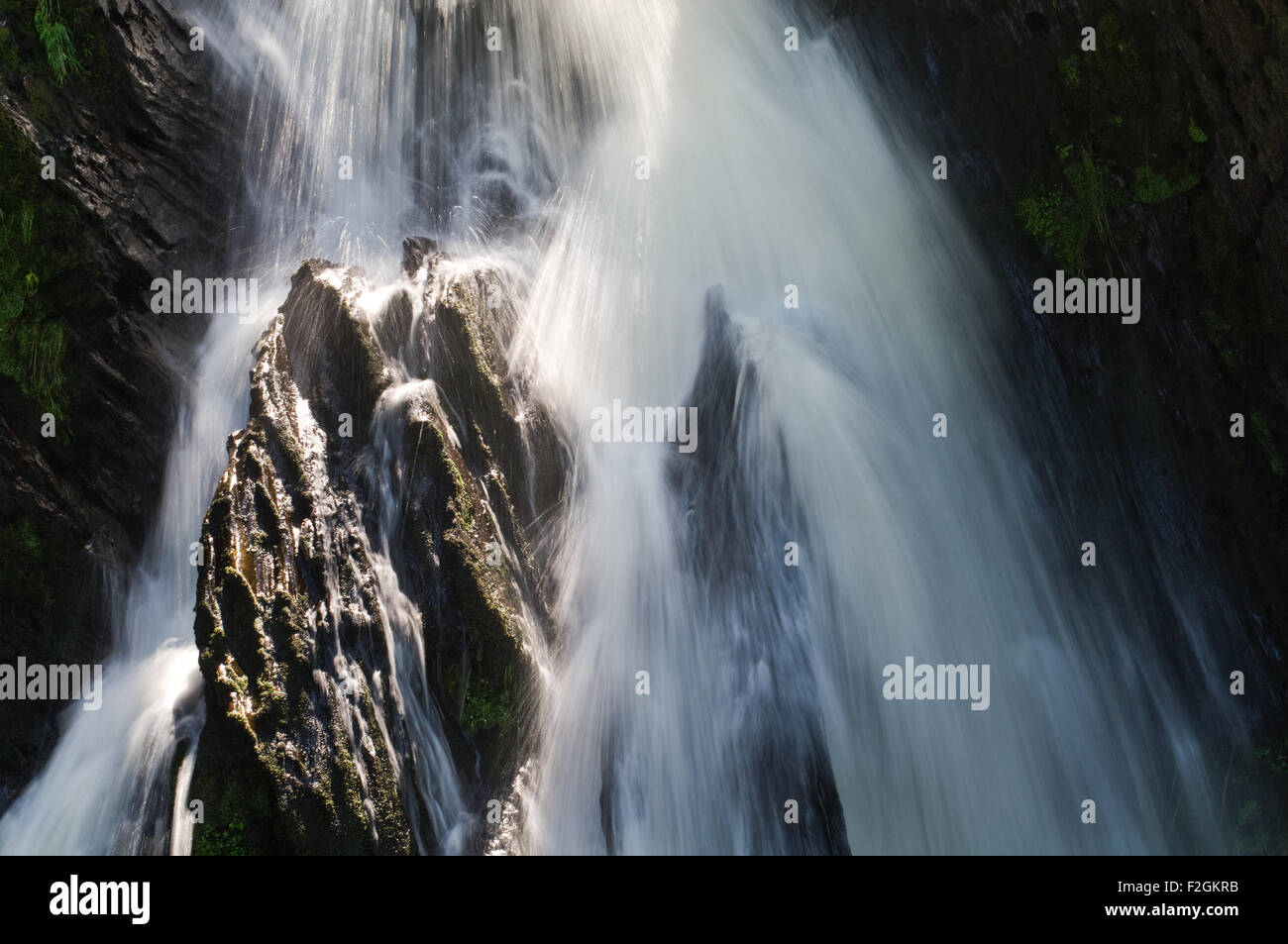 Water flowing splashing hi-res stock photography and images - Alamy