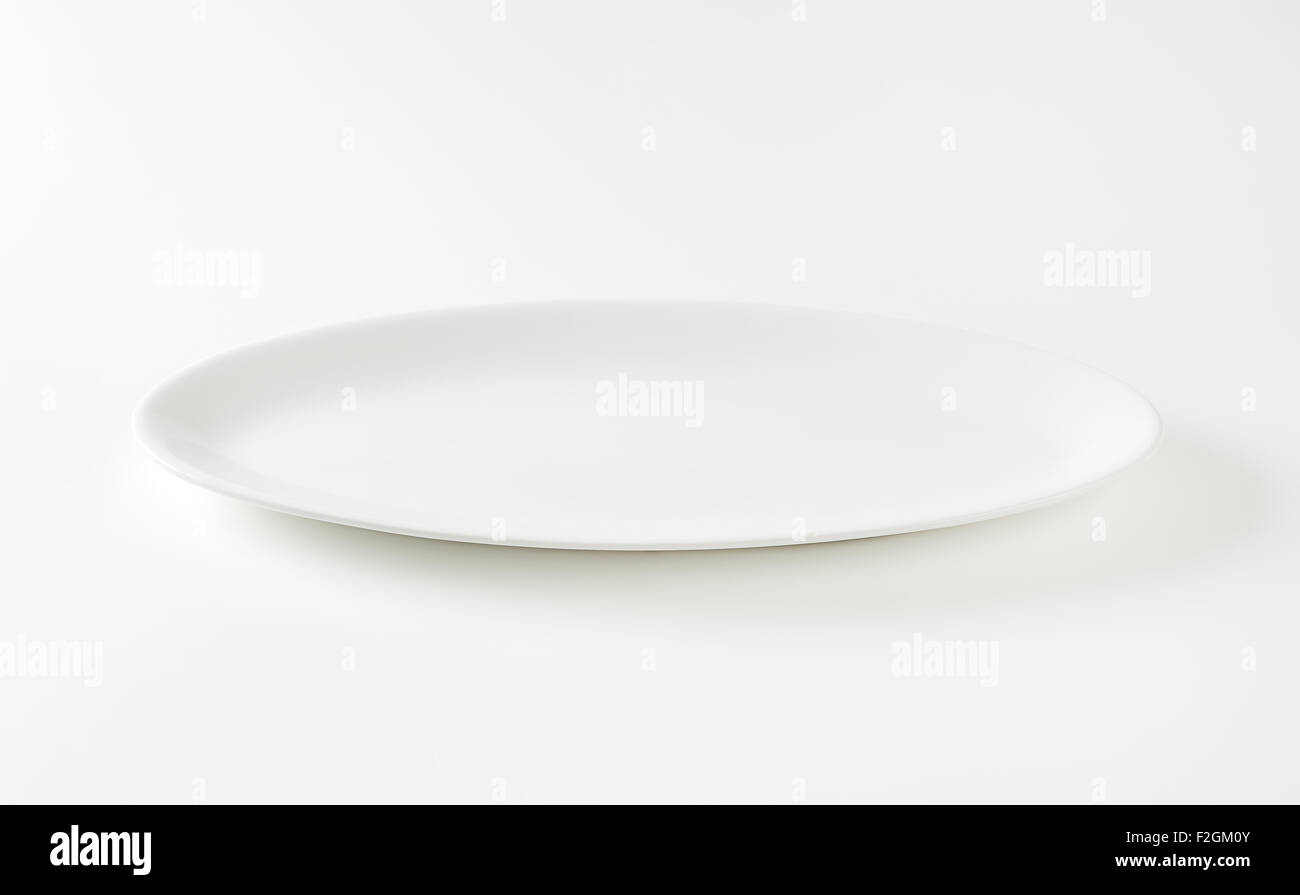 Oval plain white serving plate Stock Photo - Alamy