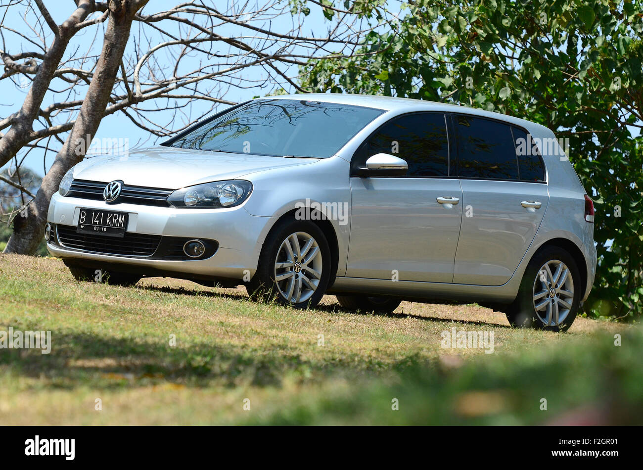 Grey volkswagen golf hi-res stock photography and images - Alamy