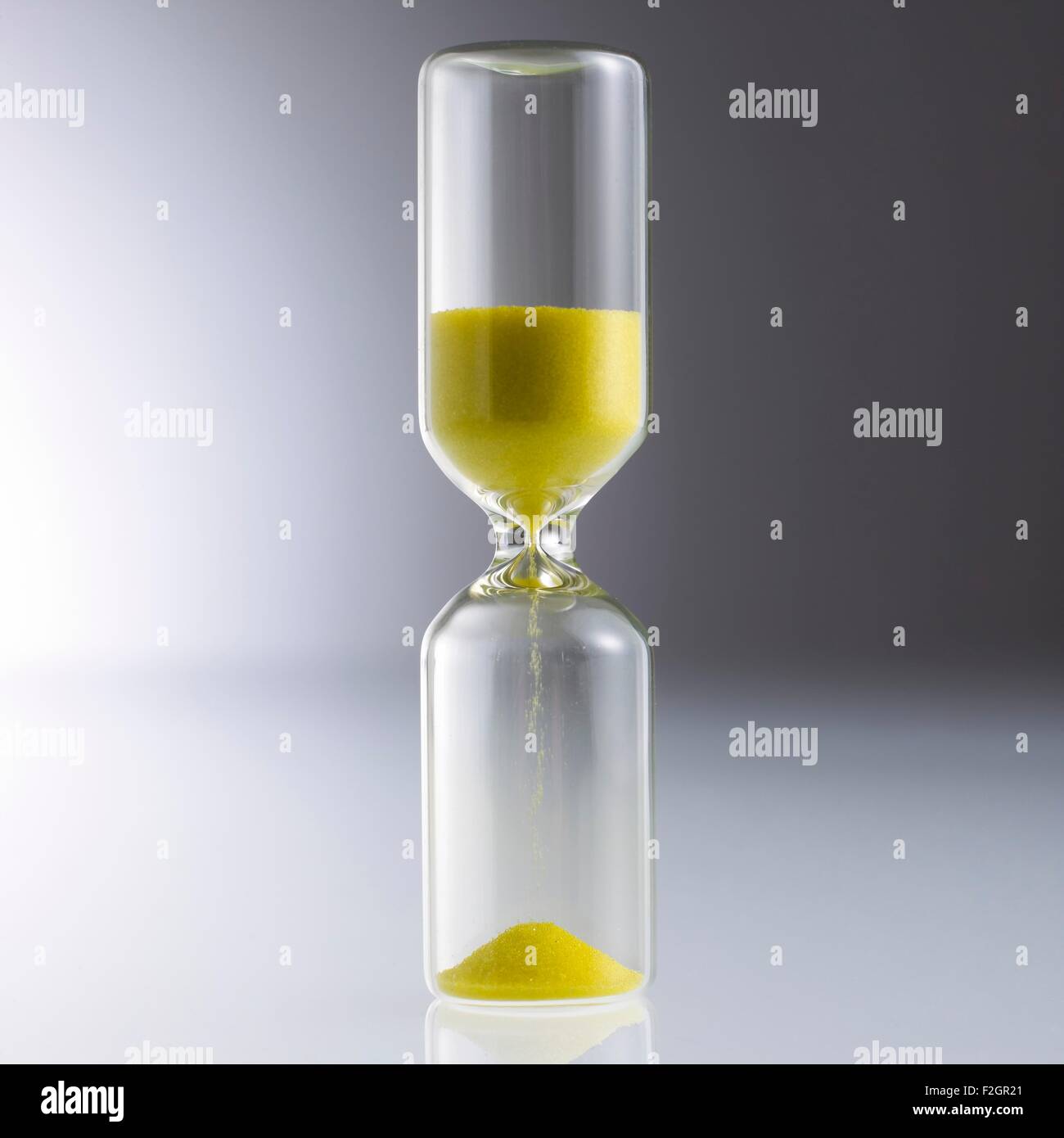 Yellow hourglass hi-res stock photography and images - Alamy