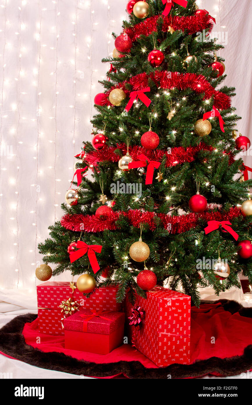 Decorated Christmas tree with presents under it Stock Photo - Alamy