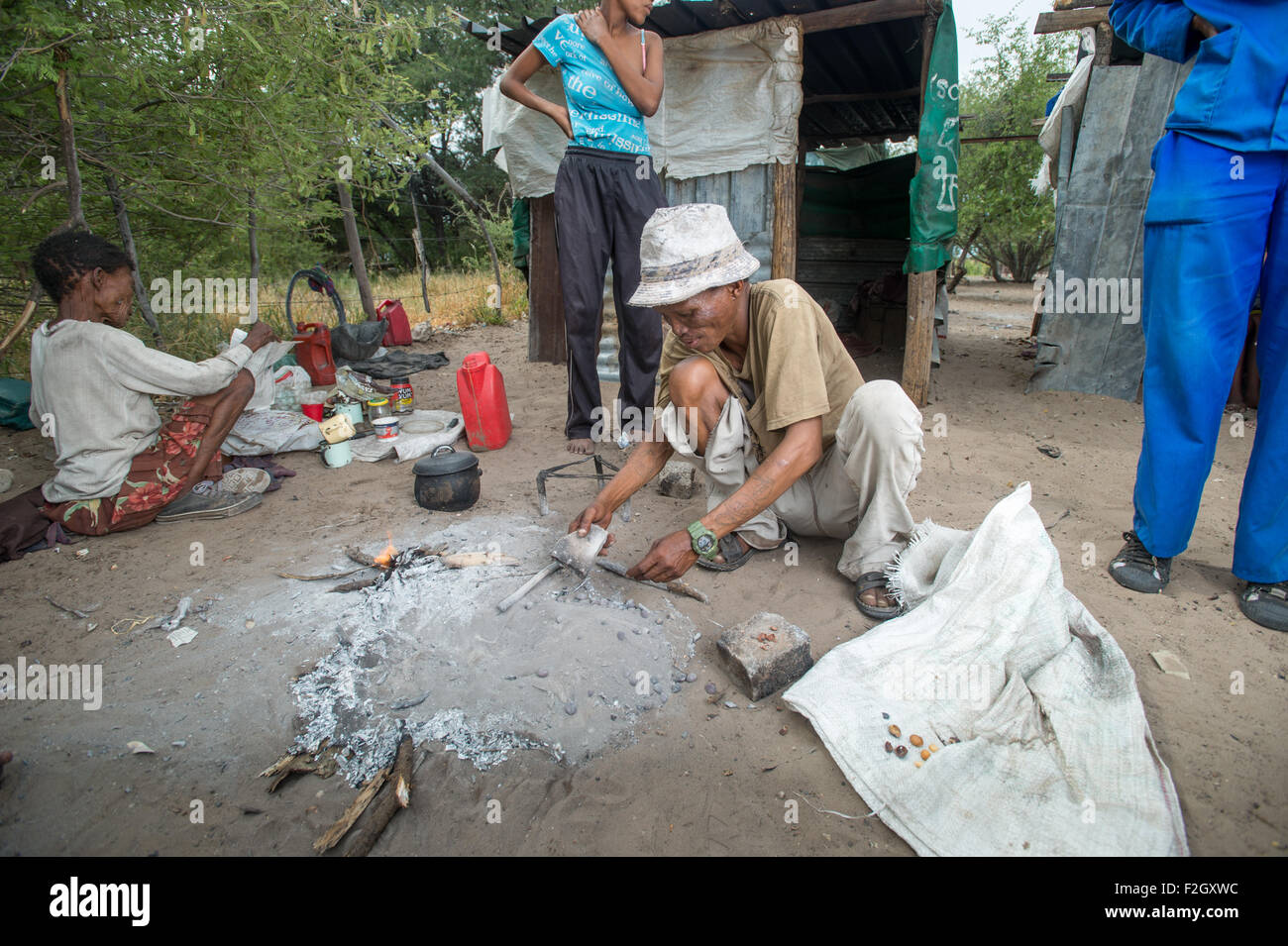 San people bushmen preparing food hi-res stock photography and images ...