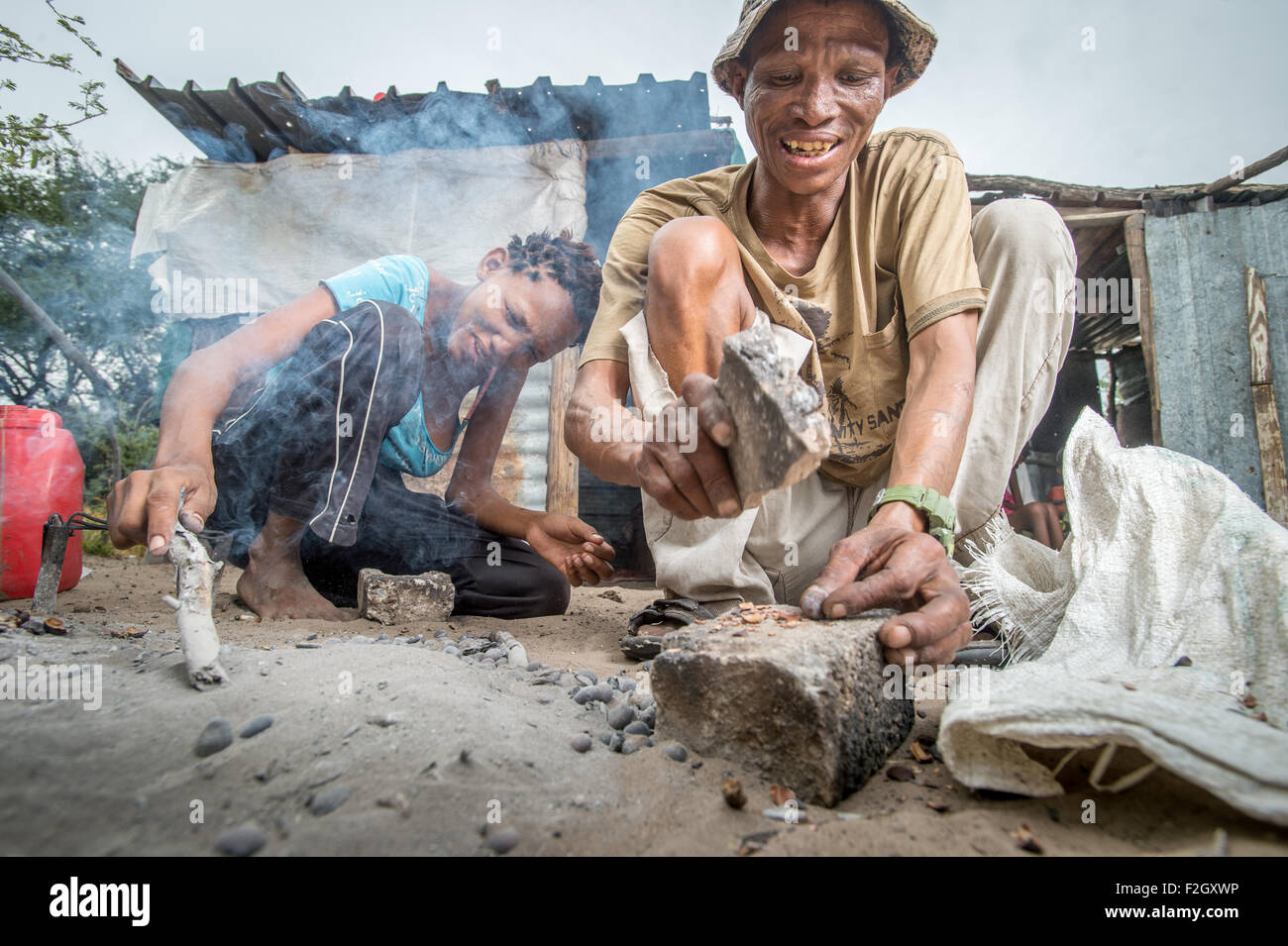 Bushmen (san) cooking hi-res stock photography and images - Alamy
