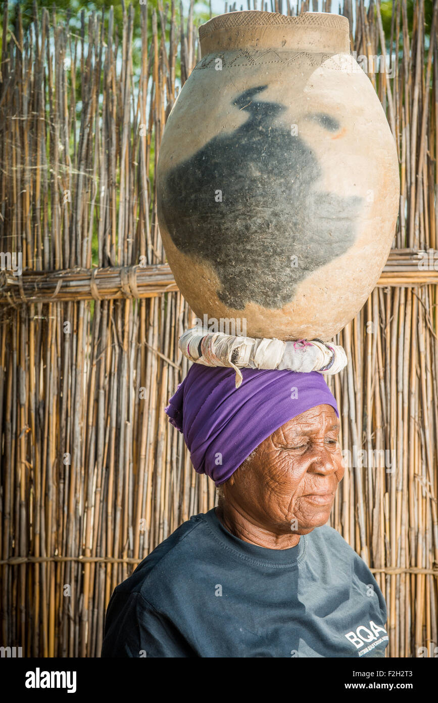 African woman carrying pot on her head hi-res stock photography and ...
