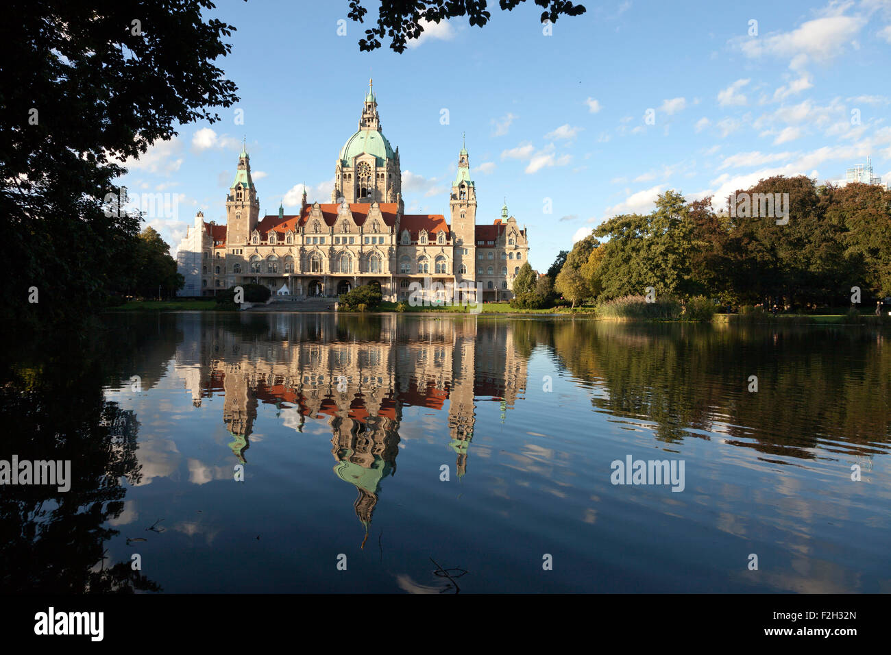 The New Town Hall and lake Maschteich in Hanover, Lower Saxony, Germany ...