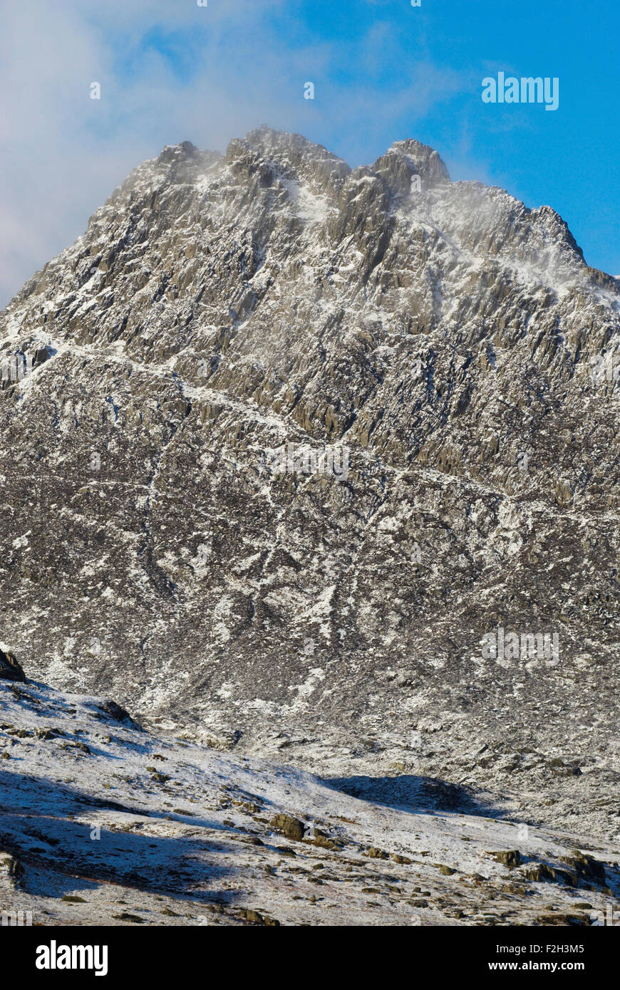 View of Tryfan in the Ogwen Valley in Snowdonia National Park, Wales ...