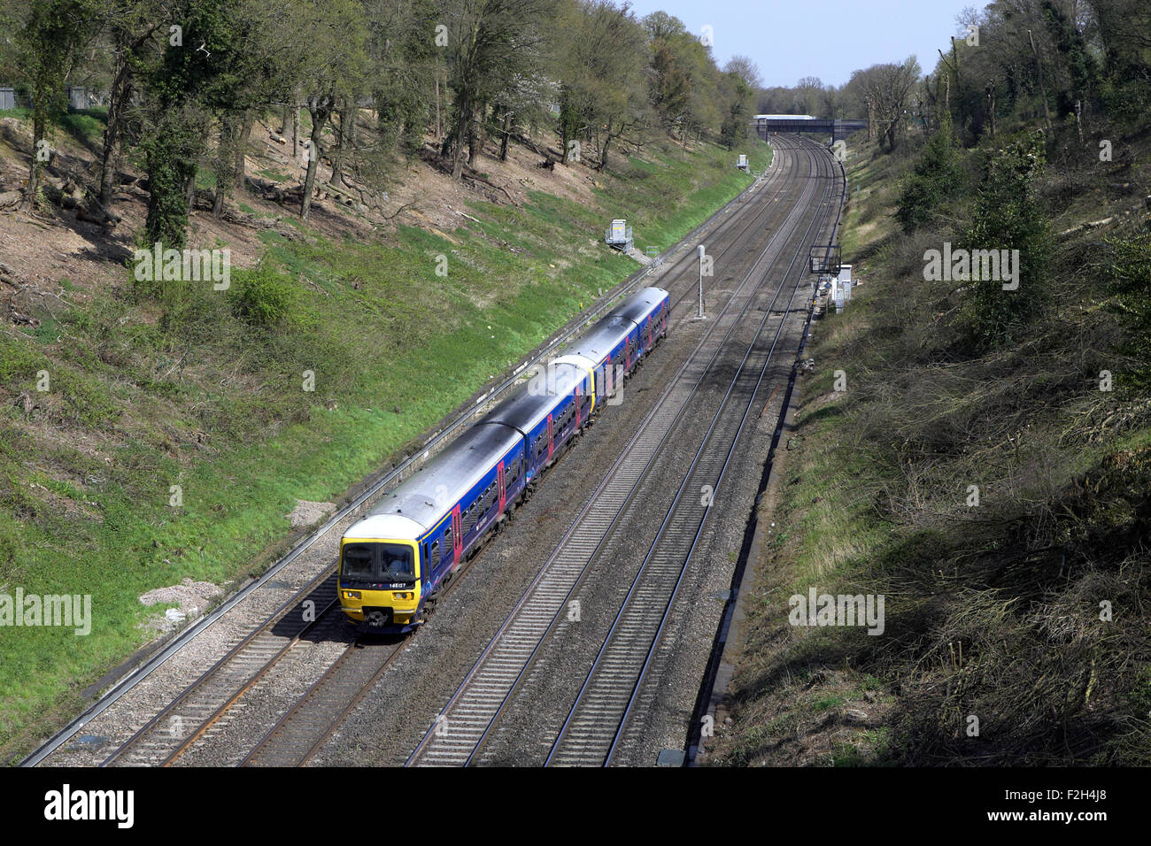 FGW 165137 heads through Sonning cutting on the GWML with 2R37 12:42 ...