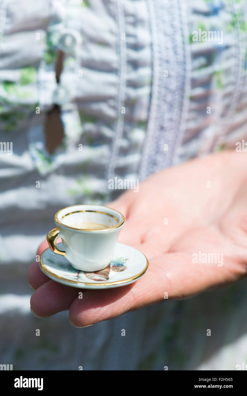 Coffee cup and hand hi-res stock photography and images - Alamy