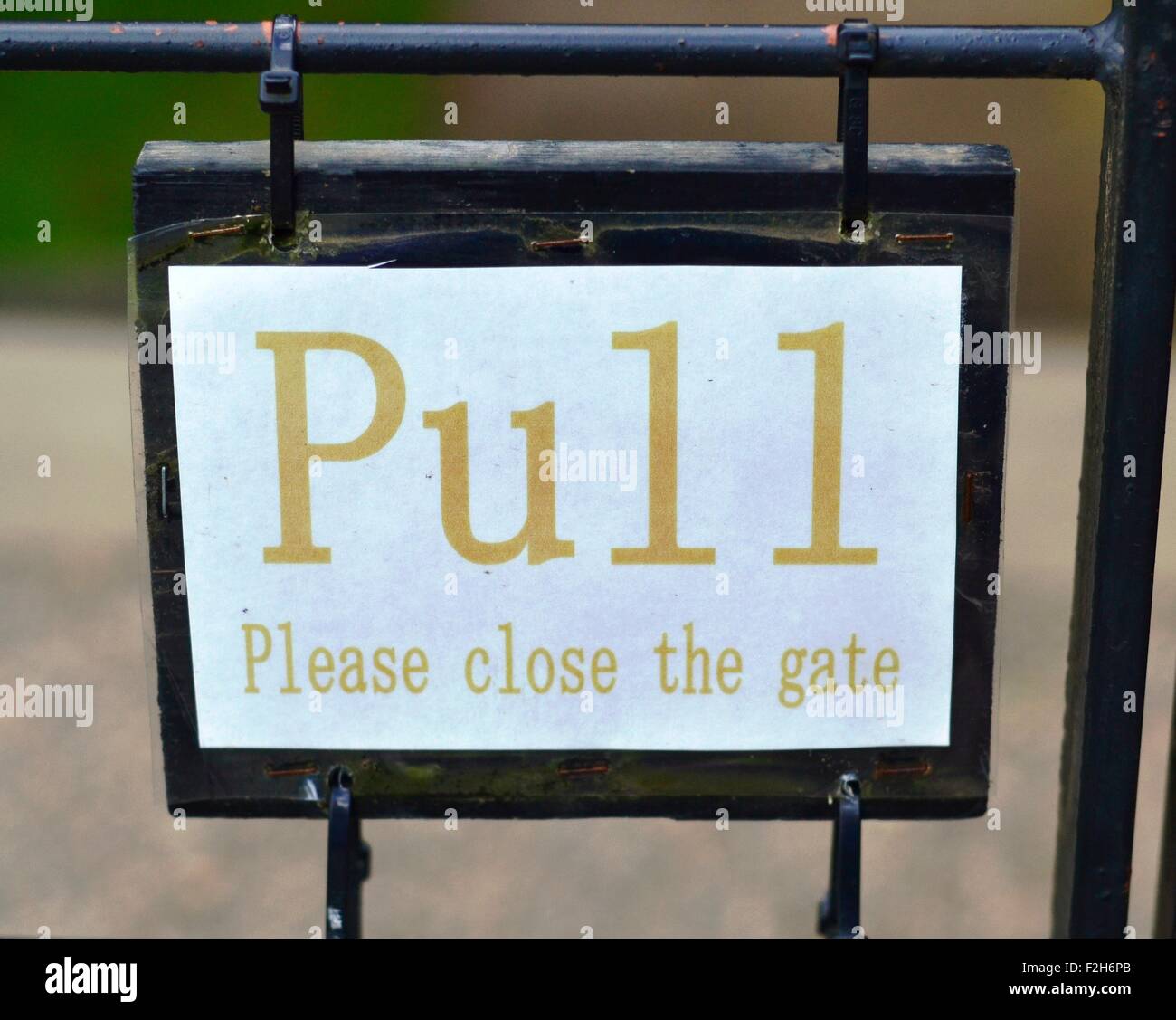 Please close the gate sign Stock Photo - Alamy