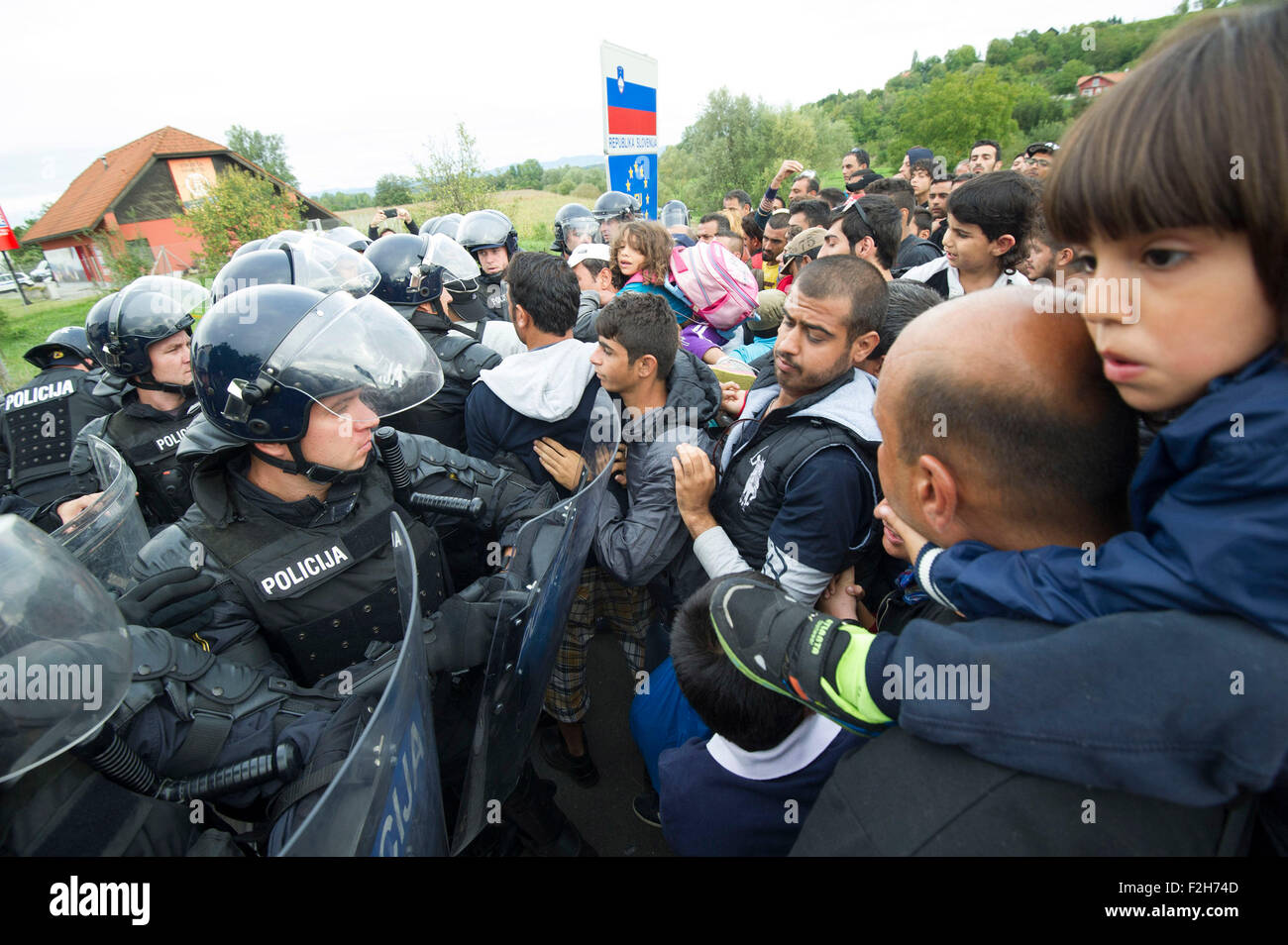 Brdovec, Croatia. 19th Sep, 2015. Slovenian riot police block refugees ...