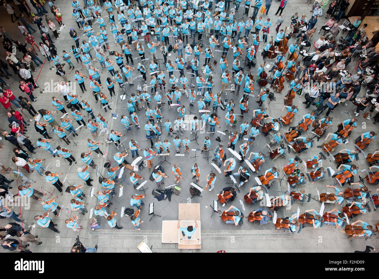 Berlin, Germany. 19th Sep, 2015. Participants of the 'Symphonic Mob ...