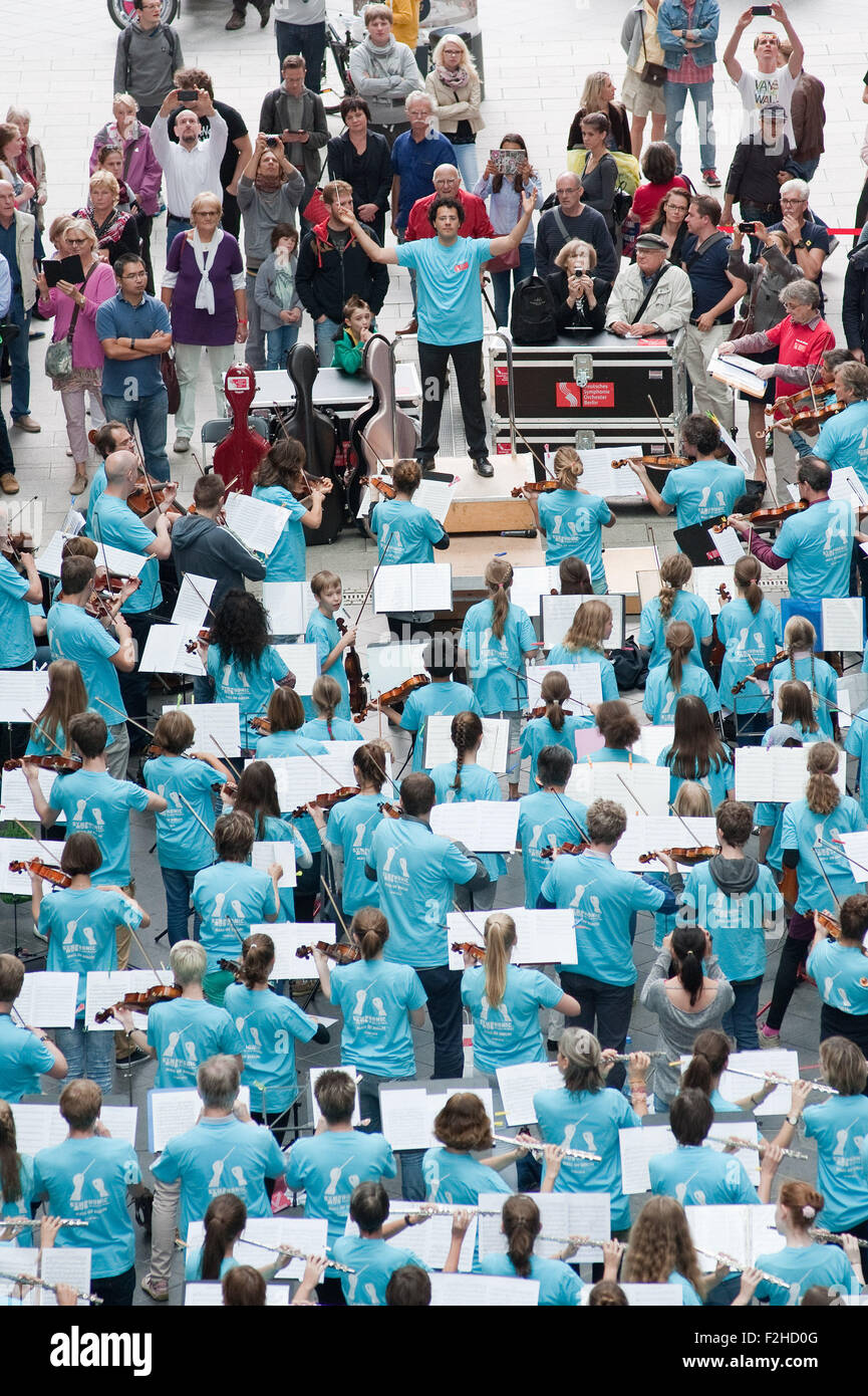 Berlin, Germany. 19th Sep, 2015. Participants of the 'Symphonic Mob ...