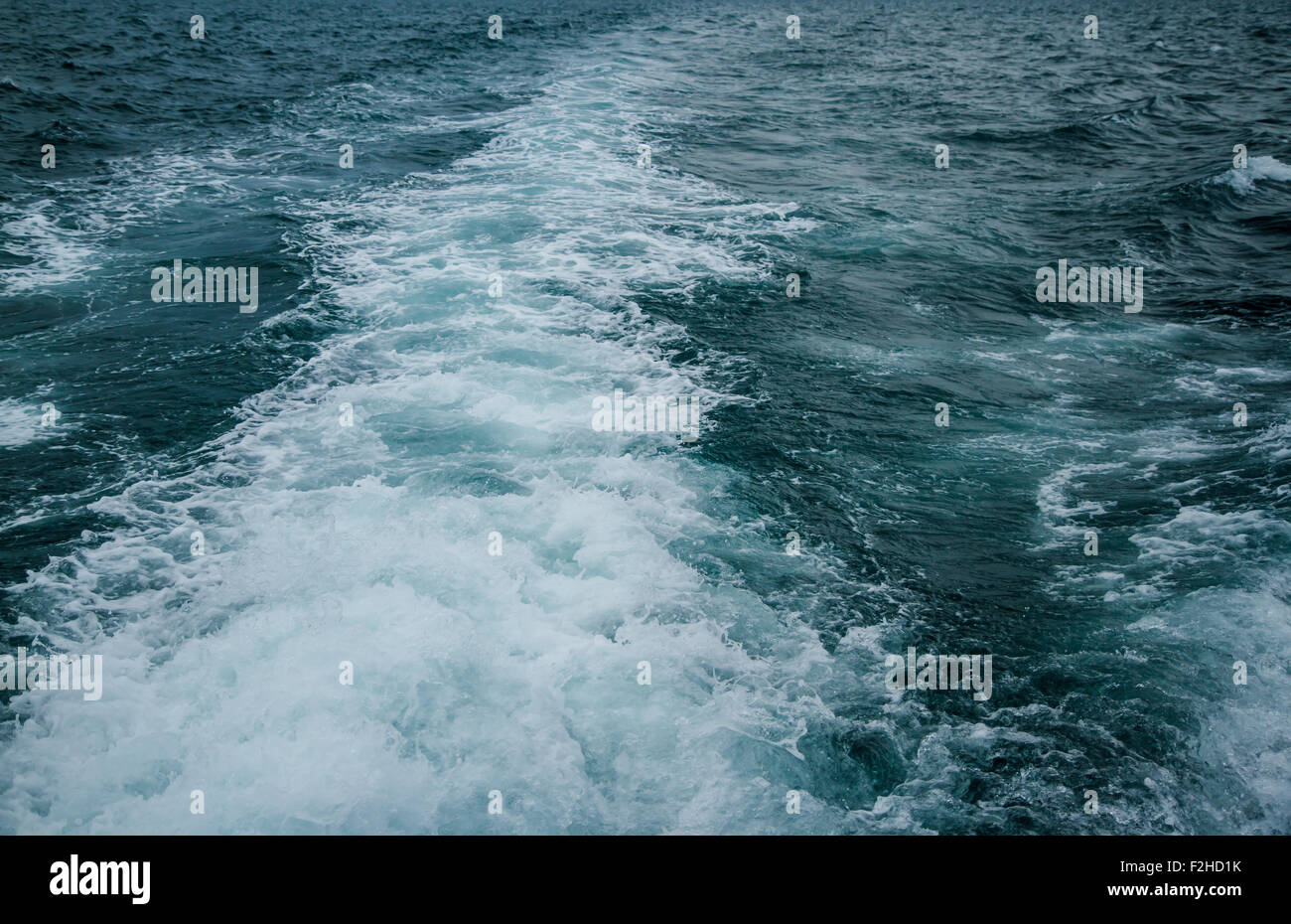Stern waves hi-res stock photography and images - Alamy