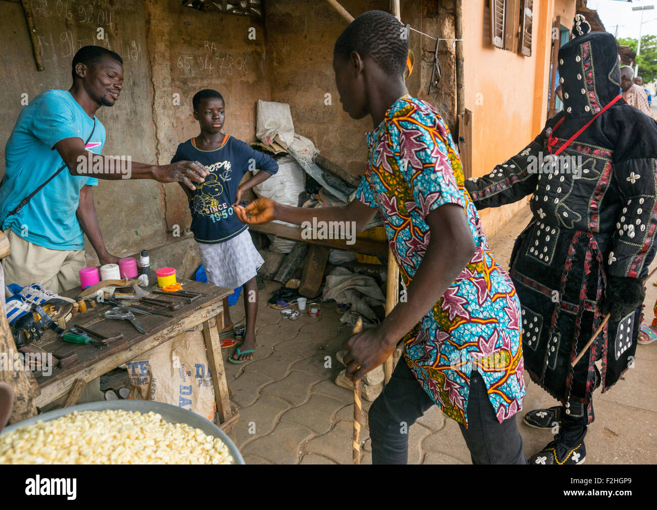 Benin man in traditional clothing hi-res stock photography and images ...