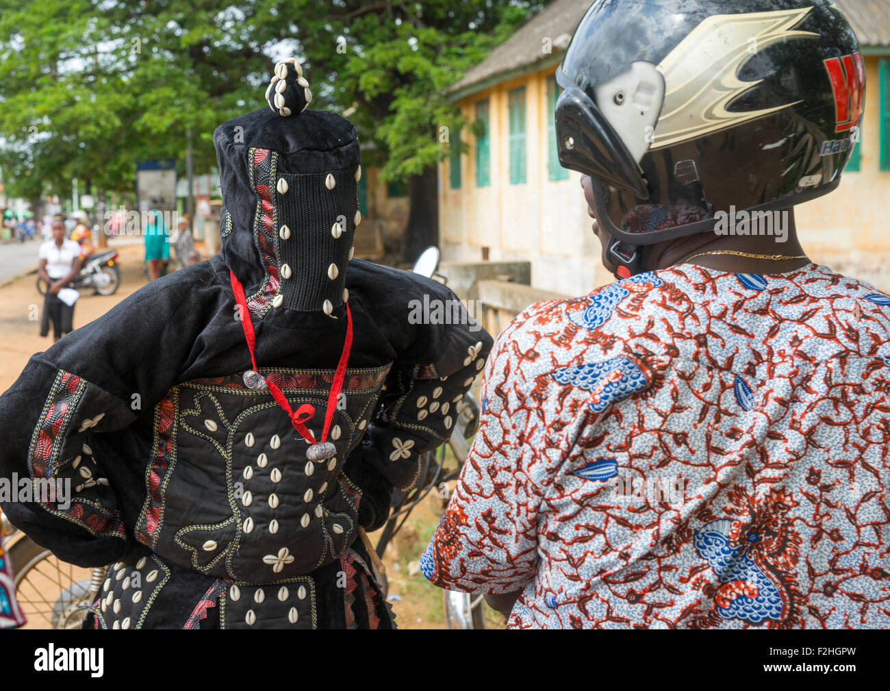 Benin man in traditional clothing hi-res stock photography and images ...