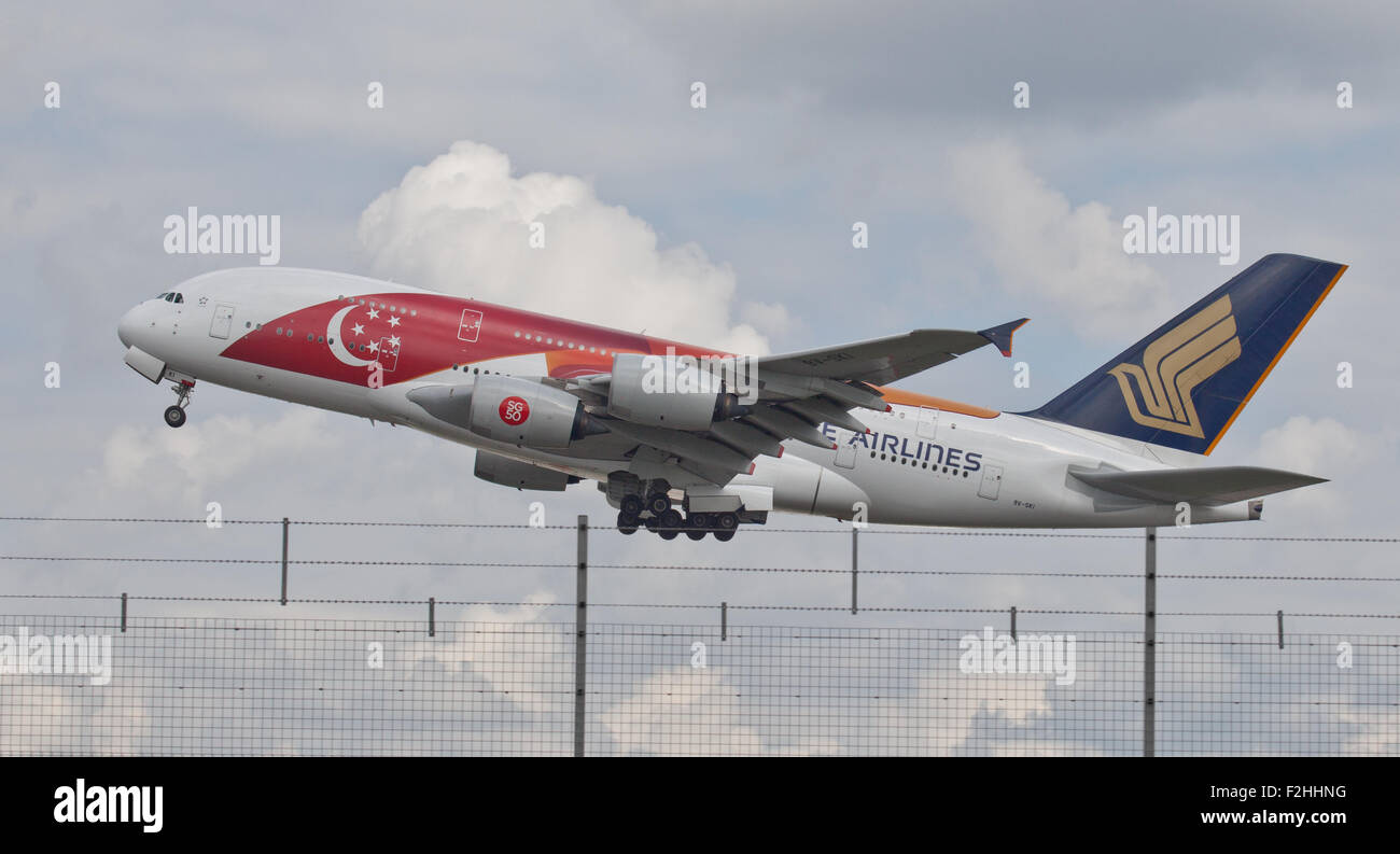 Singapore Airlines Airbus a380 Super Jumbo 9V-SKI taking off from ...