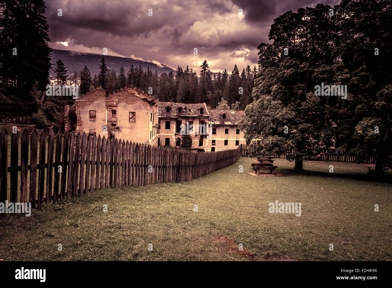 Dark farm house hi-res stock photography and images - Alamy