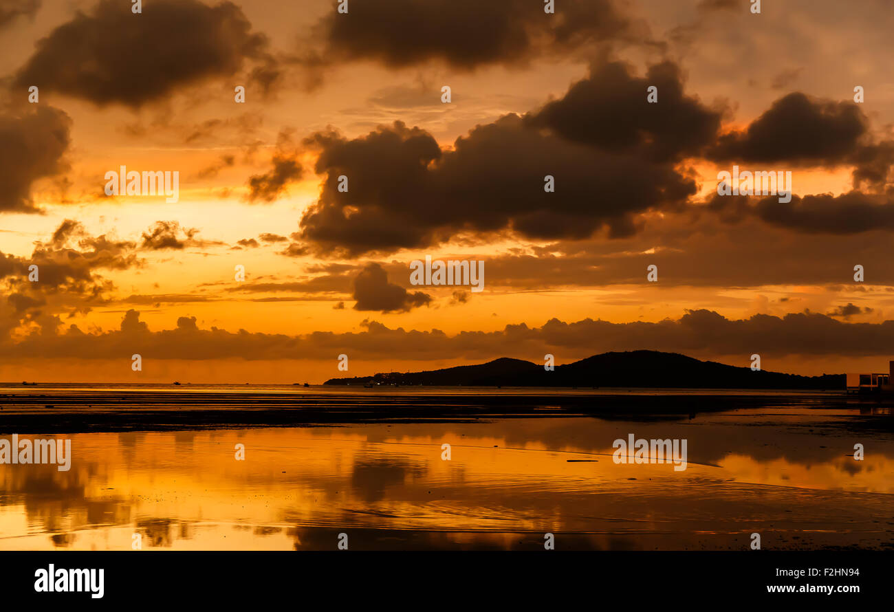 atmosphere at sunrise on the beach Stock Photo - Alamy