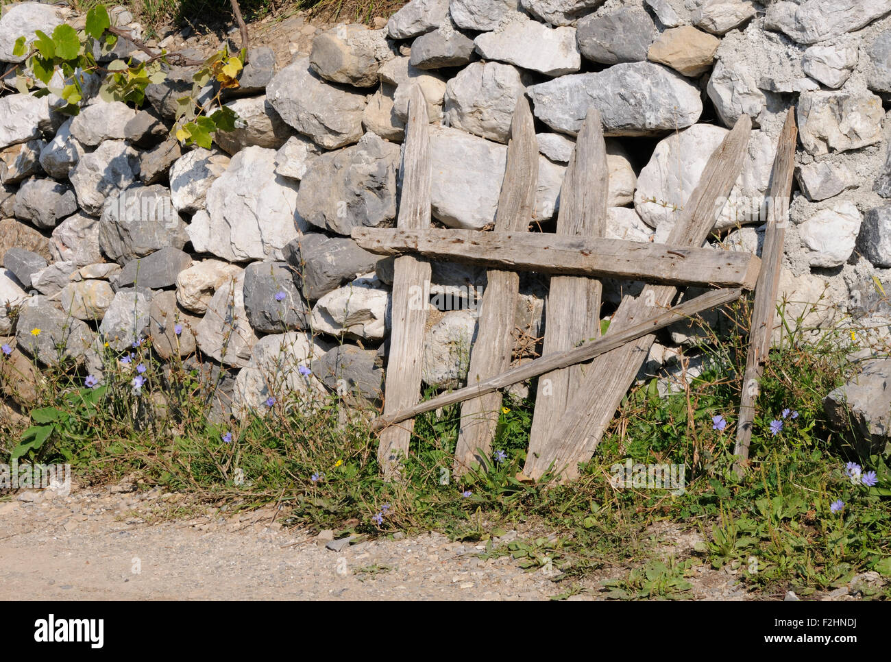 Dry stone wall wooden gate hi-res stock photography and images - Alamy