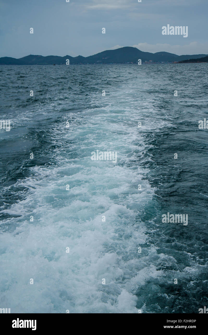 Stern waves hi-res stock photography and images - Alamy