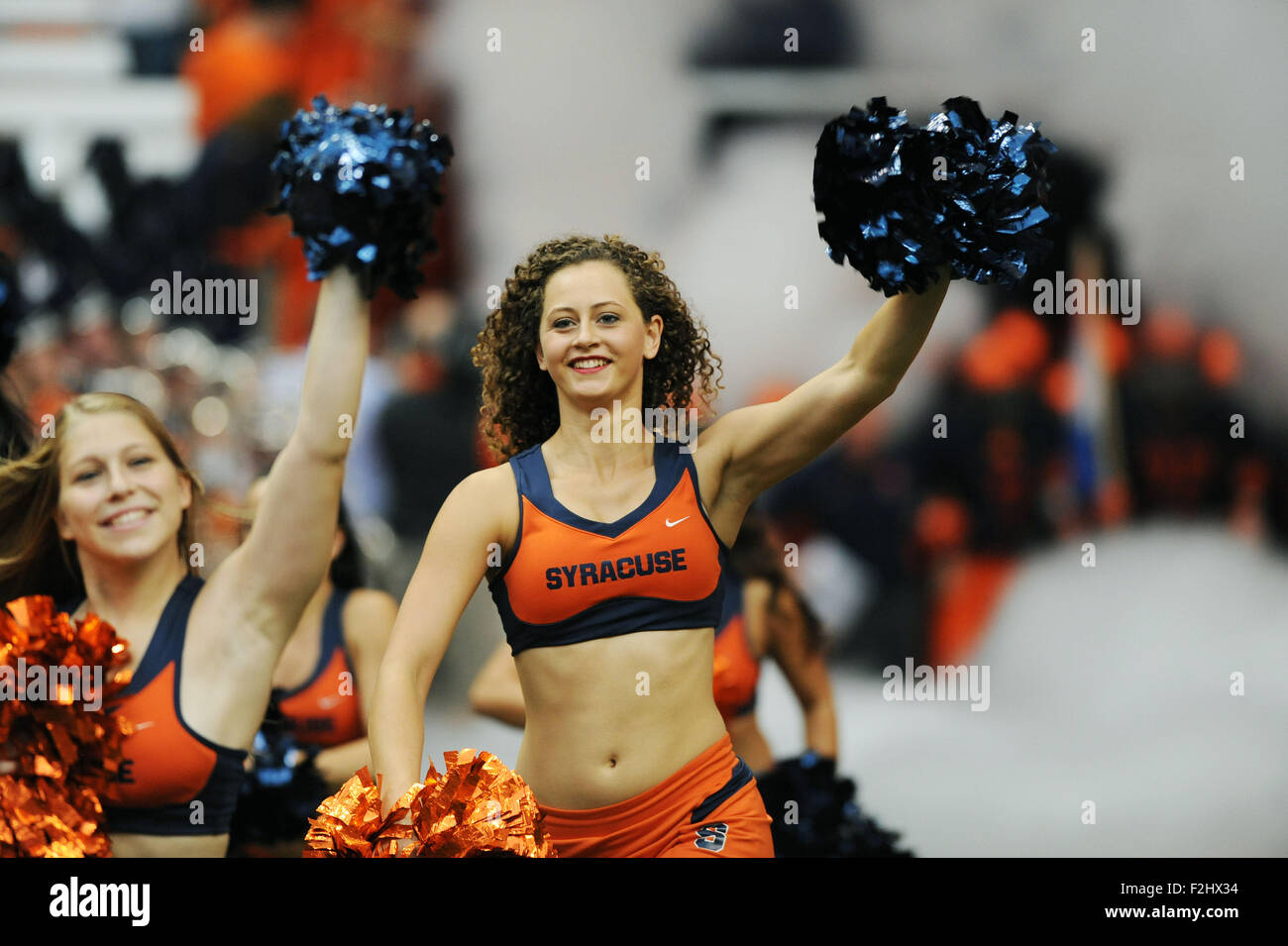 Syracuse, NY, USA. 19th Sep, 2015. Syracuse cheerleaders entertain the ...
