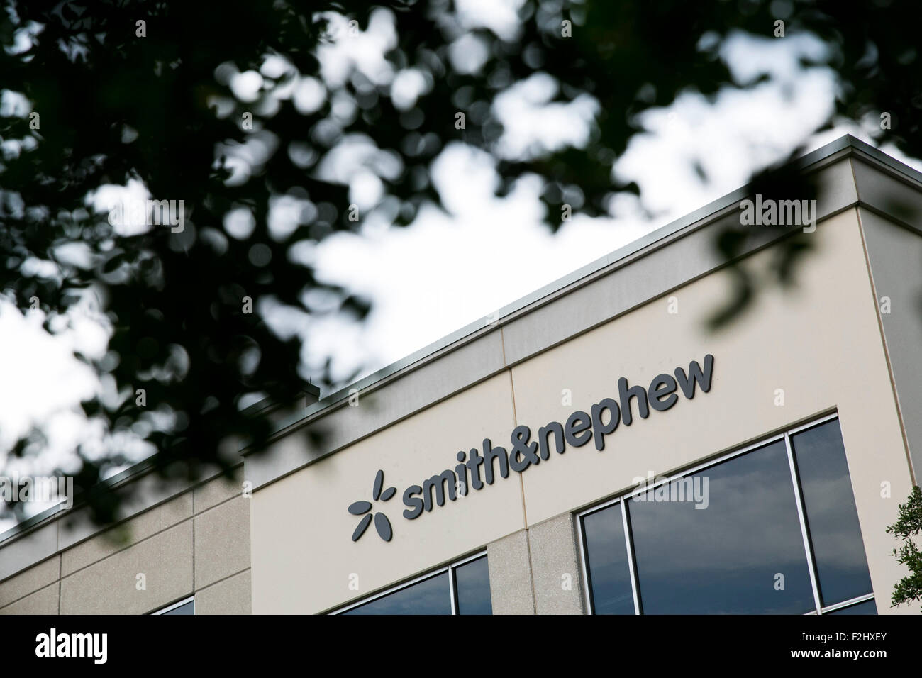 Smith nephew company logo hi-res stock photography and images - Alamy