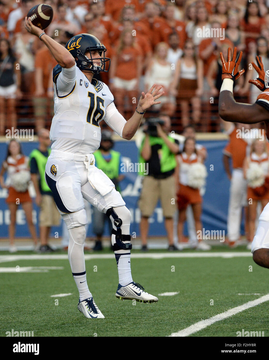 Halftime. 19th Sep, 2015. Jared Goff #16 of the California Golden Bears ...