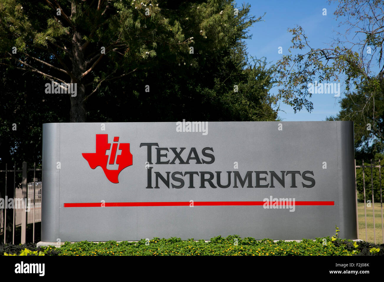 Texas instruments logo hi-res stock photography and images - Alamy